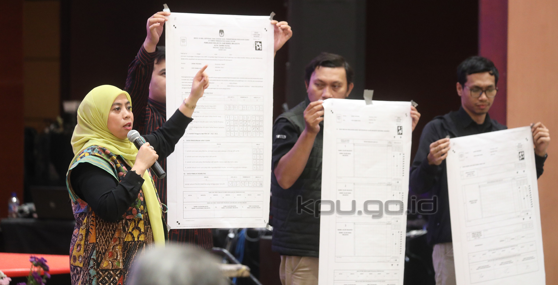 Sirekap Sebagai Alat Dukung Menunjang Proses Rekapitulasi Pilkada 2024 ... Sirekap Sebagai Alat Dukung Menunjang Proses Rekapitulasi Pilkada 2024 ...